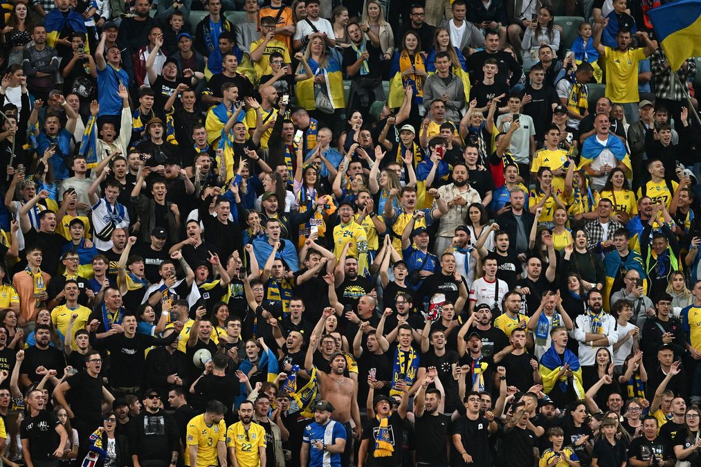 Україна Франція матч вболівальники на стадіоні співали гімн України відео Sport News 24
